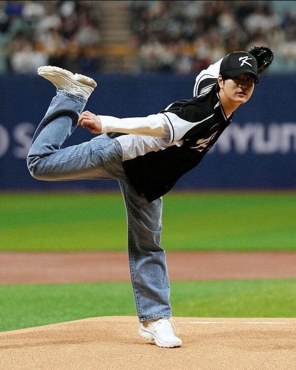 Seoul Shines with Stray Kids' Seungmin's Pitch at MLB World Tour!