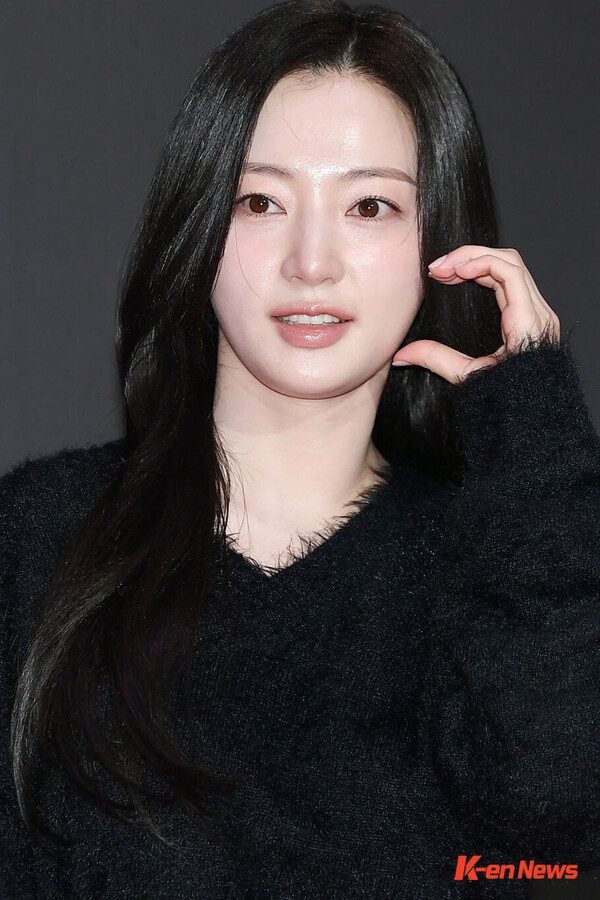 Song Ha-yoon's Agency Denies School Bullying Allegations