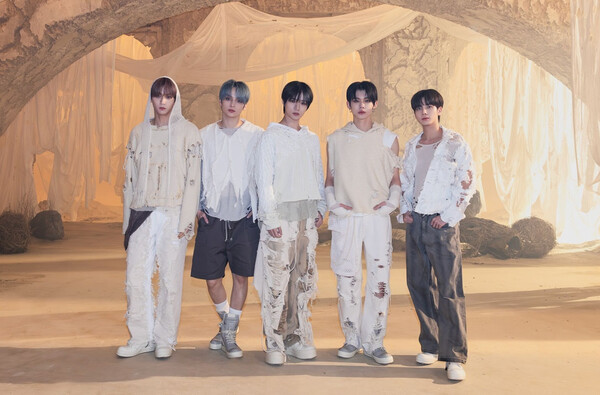 TXT Lights Up the 'Kelly Clarkson Show' with 'Deja Vu' Performance