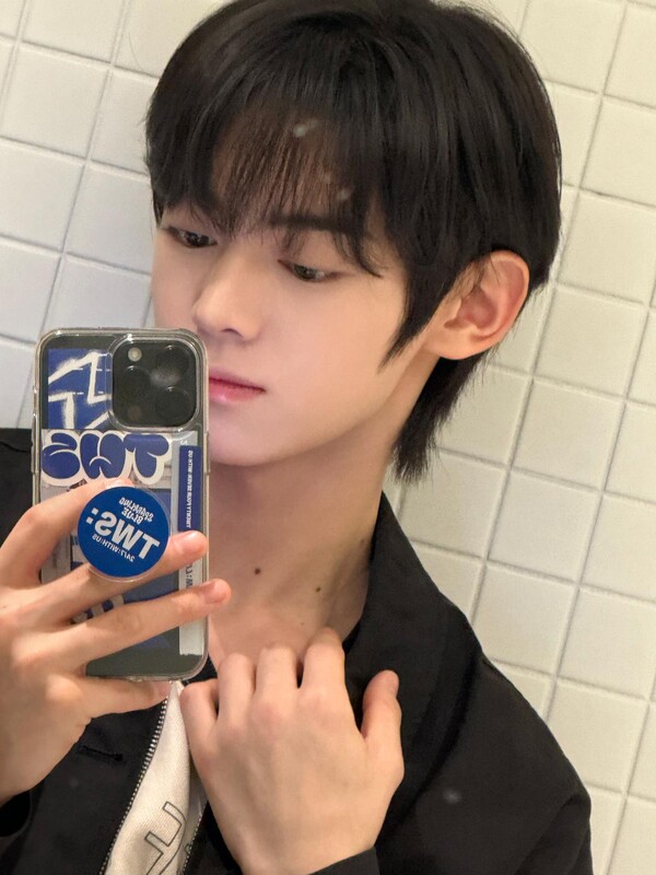 TWS's Hanjin Captivates with Magazine-Quality Selfie