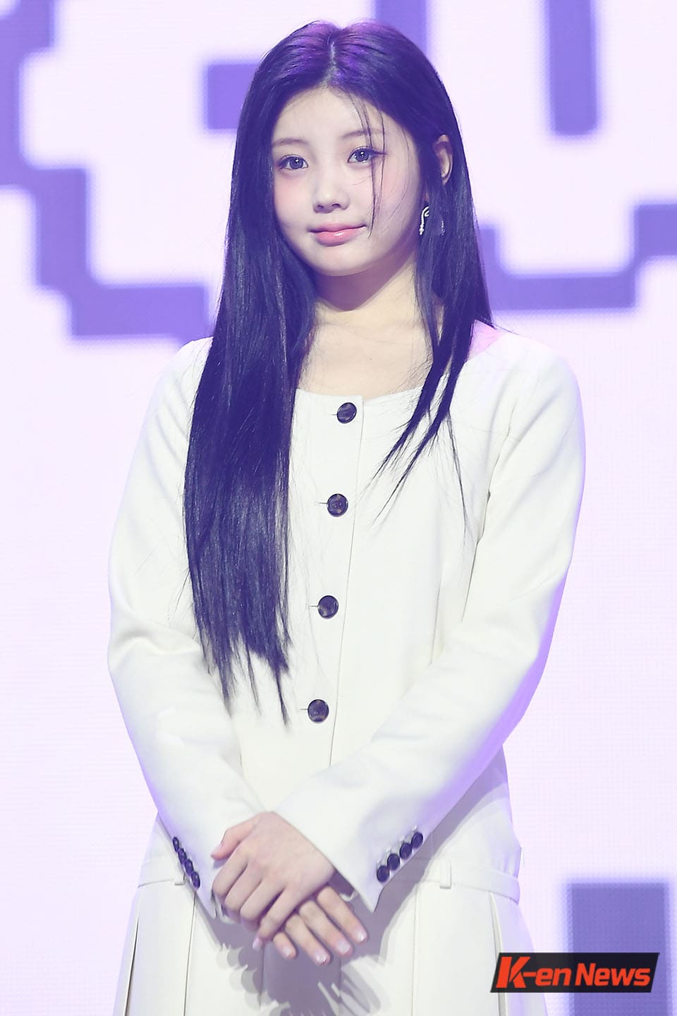 ILLIT's Wonhee, Find the differences between two photos