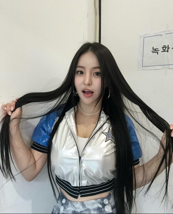 Youjoung Shows Off Her Stunning Beauty in Latest SNS Post