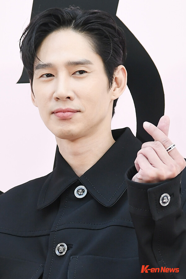 'Queen of Tears' Park Seong-hoon, Find the differences between two photos