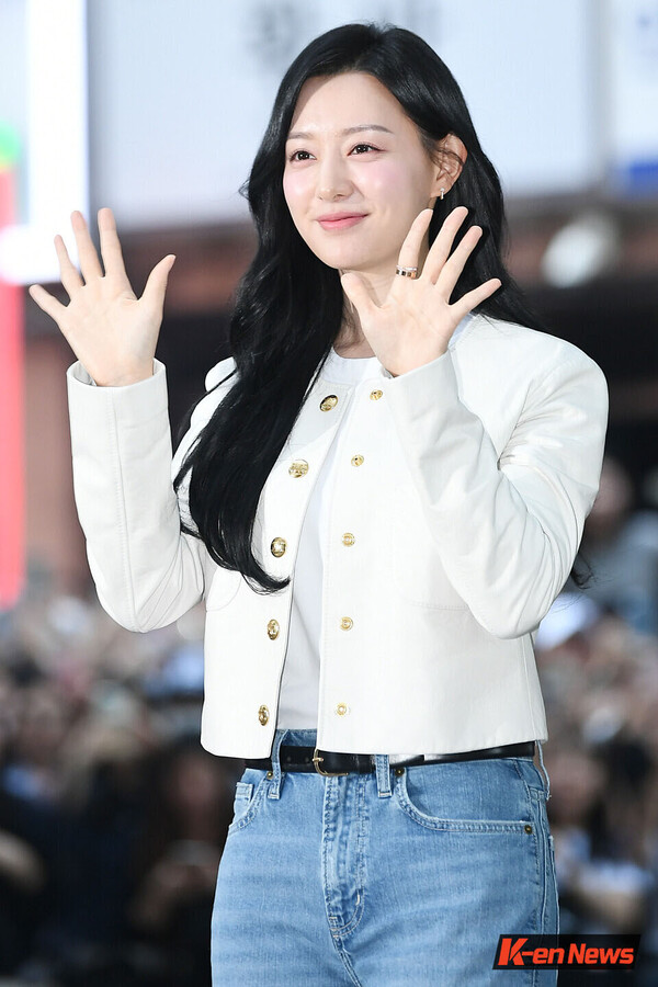 Kim Ji-won's Agency Urges Restraint from Fans at Airports to Ensure Safety