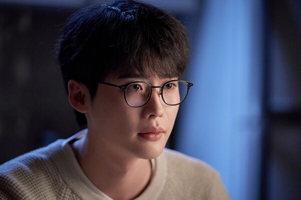 Lee Jong-suk’s Special Appearance in 'The Plot' Steals the Show