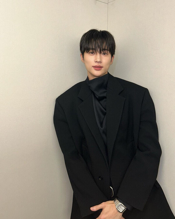 Byun Woo-seok Radiates Fresh Charm in ‘Blue Shark Ryu Sun-jae’ T-shirt ...