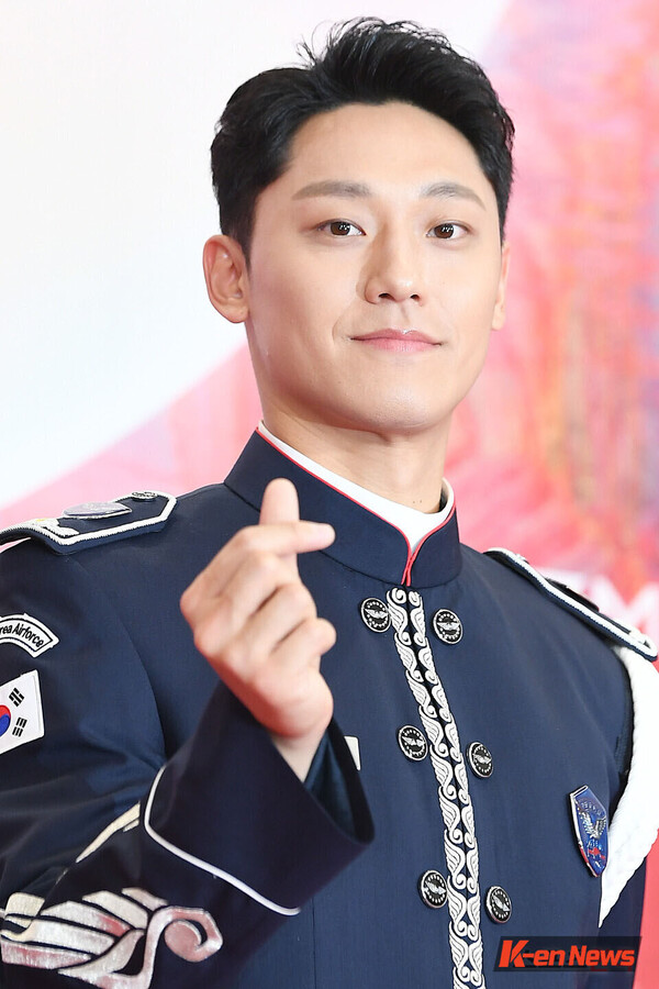 Lee Do-hyun Wins Best New Actor at Baeksang Arts Awards While Serving ...