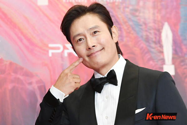 Lee Byung-hun Delights with Sweet Smile at the 60th Baeksang Arts Awards