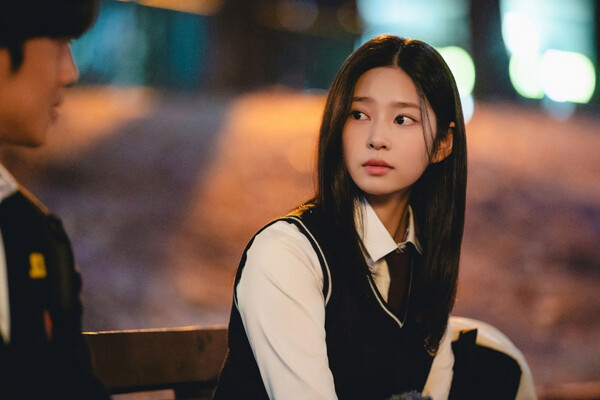 Kim Min-ju Makes Impactful Debut in Drama "Connection"