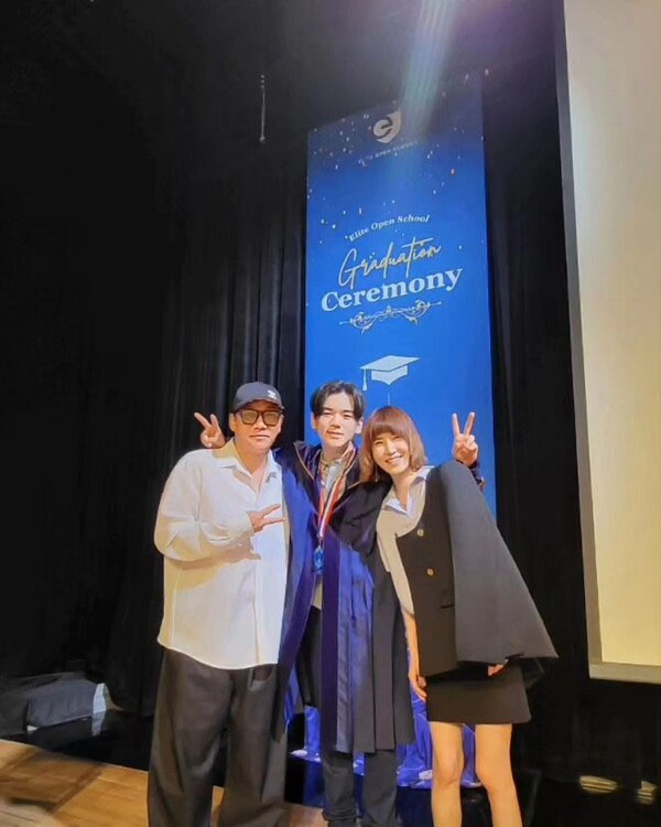 Yoon Min-soo and Ex-wife Attend Son - Yoon Hoo's Graduation Ceremony