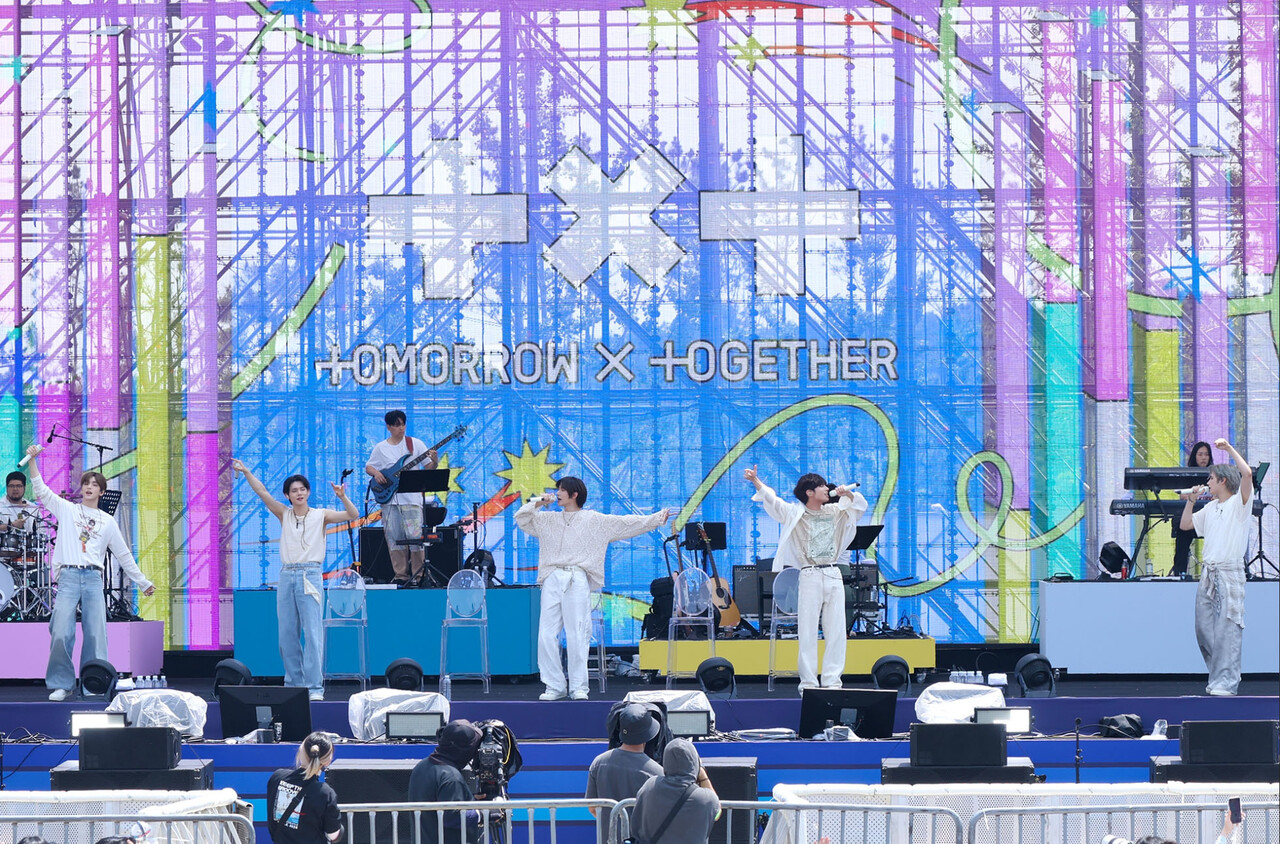 Tomorrow X Together Shines at Weverse Con Finale: "It's an Honor"
