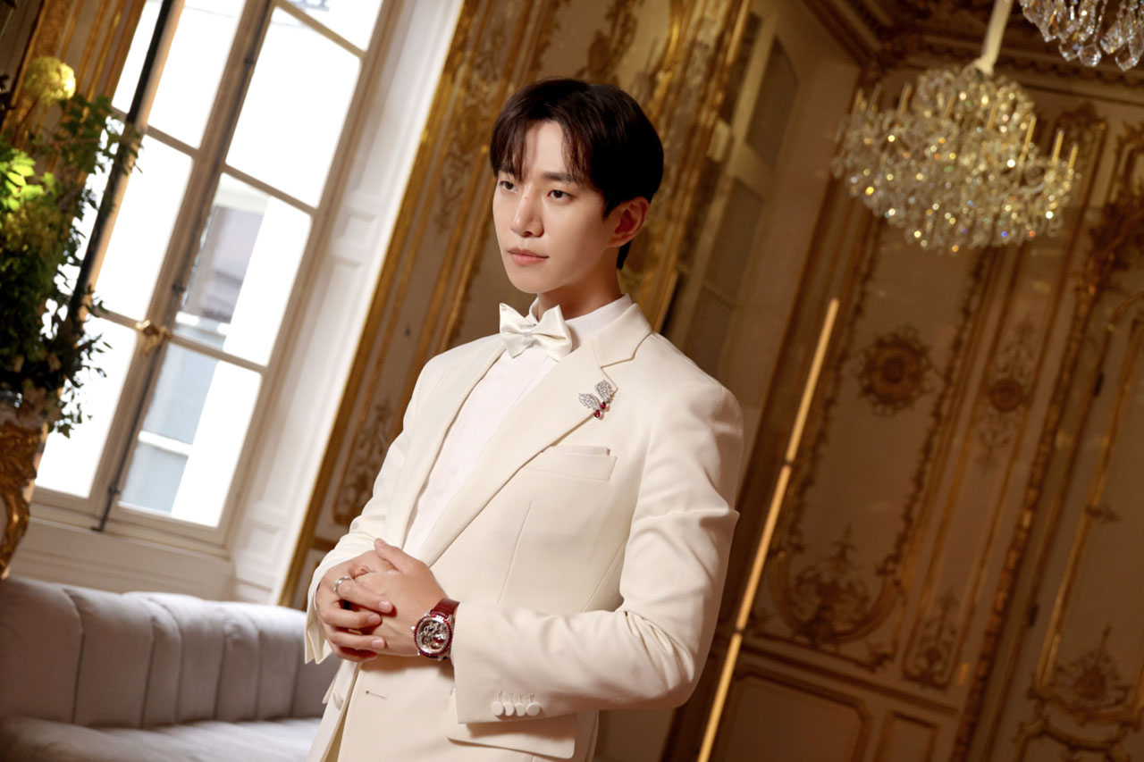 Lee Junho Captivates the Romantic City of Paris!