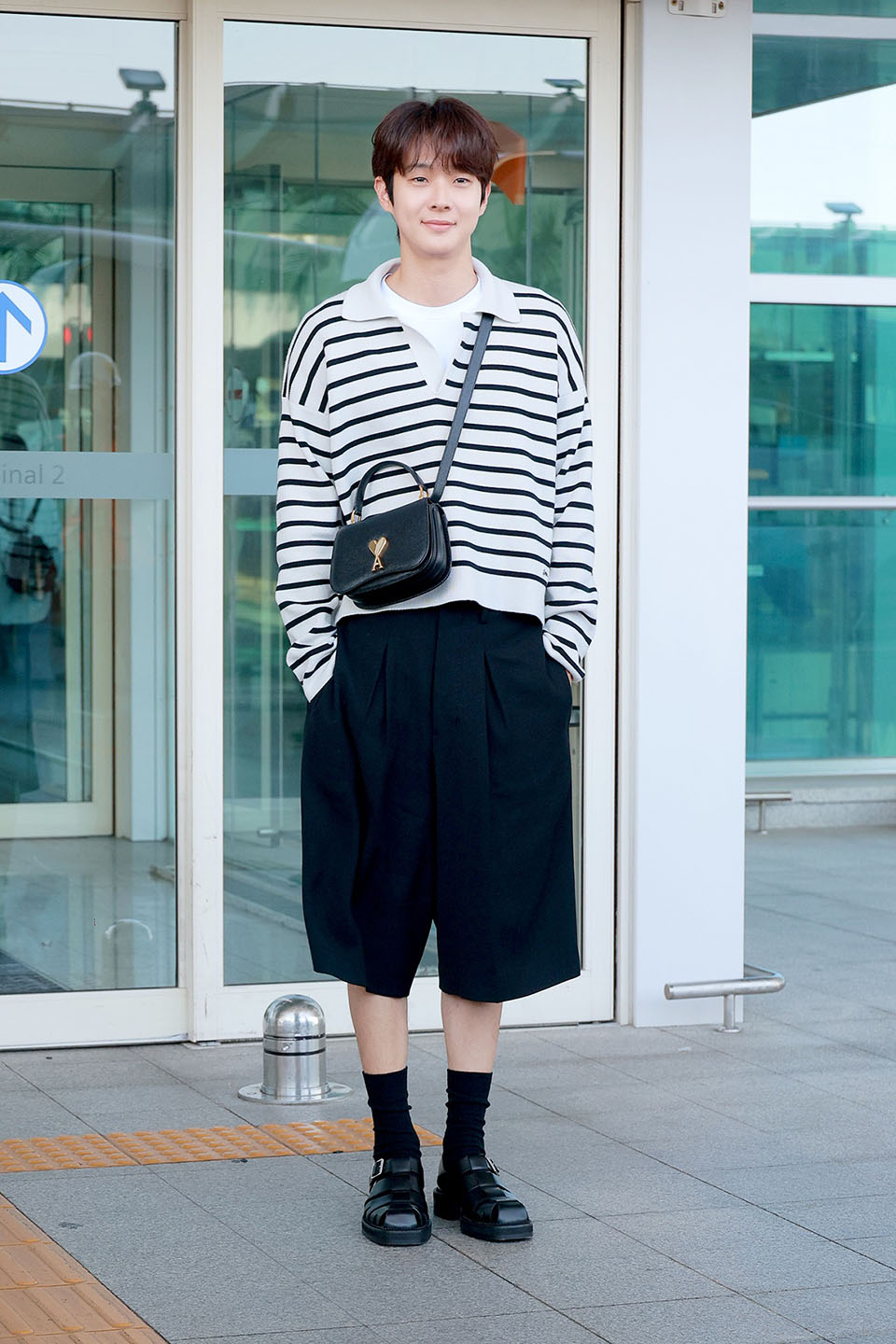 Choi Woo-shik's Airport Fashion Full of Boyish Charm and Cuteness