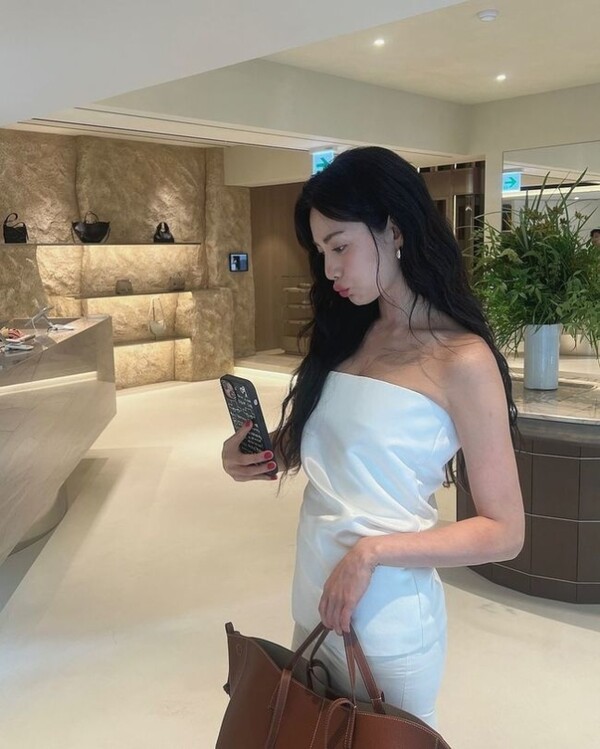 Nana Reveals Tattoo-Free Look, Flaunts Elegant Style in New Photos
