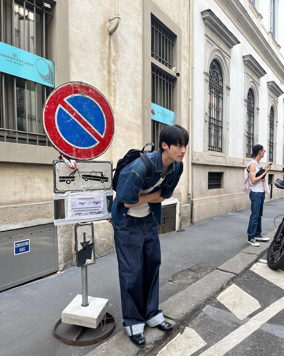 "Fluttering Warning" Byeon Woo-seok Shares Daily Life Photos from Milan