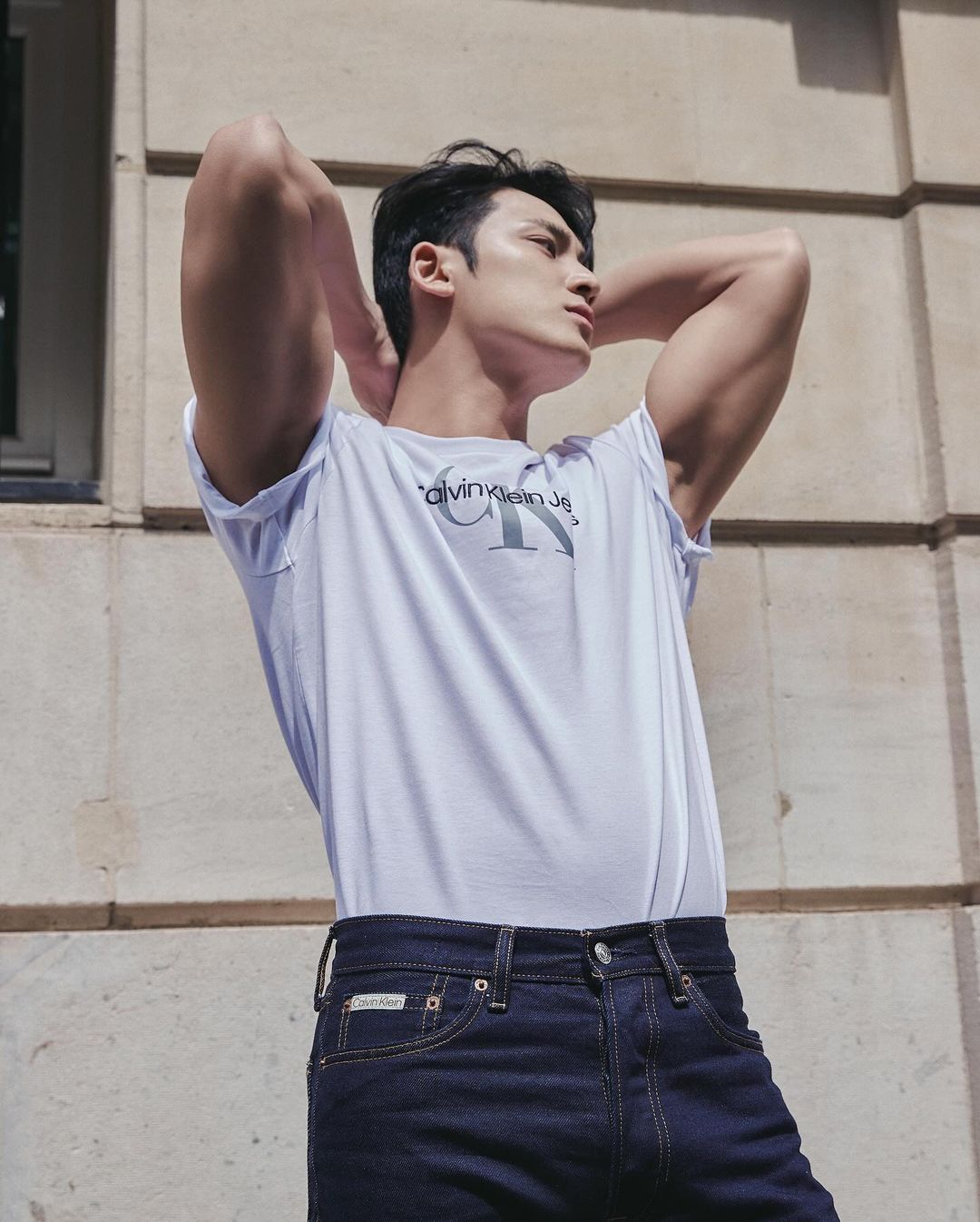 'Sculpted Arms' SEVENTEEN's Mingyu Exudes Sexiness in a Simple T-Shirt