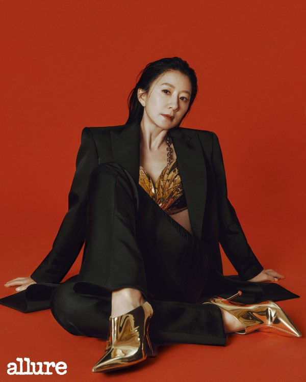 57-Year-Old Kim Hee-ae Shows Off Abs as Toned as in Her 20s