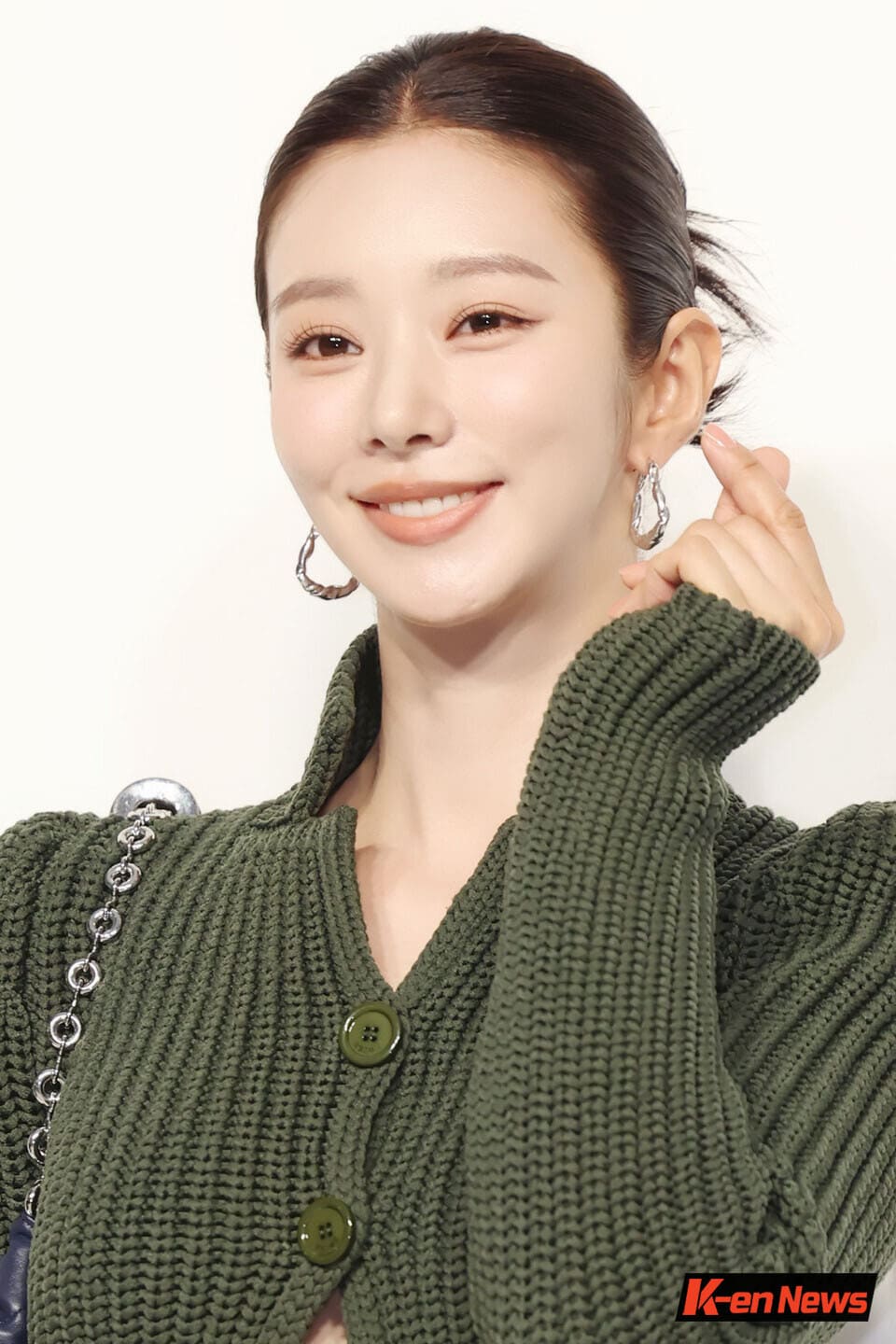 Lee Joo-bin Highlights Toned Abs with Flawless Proportions