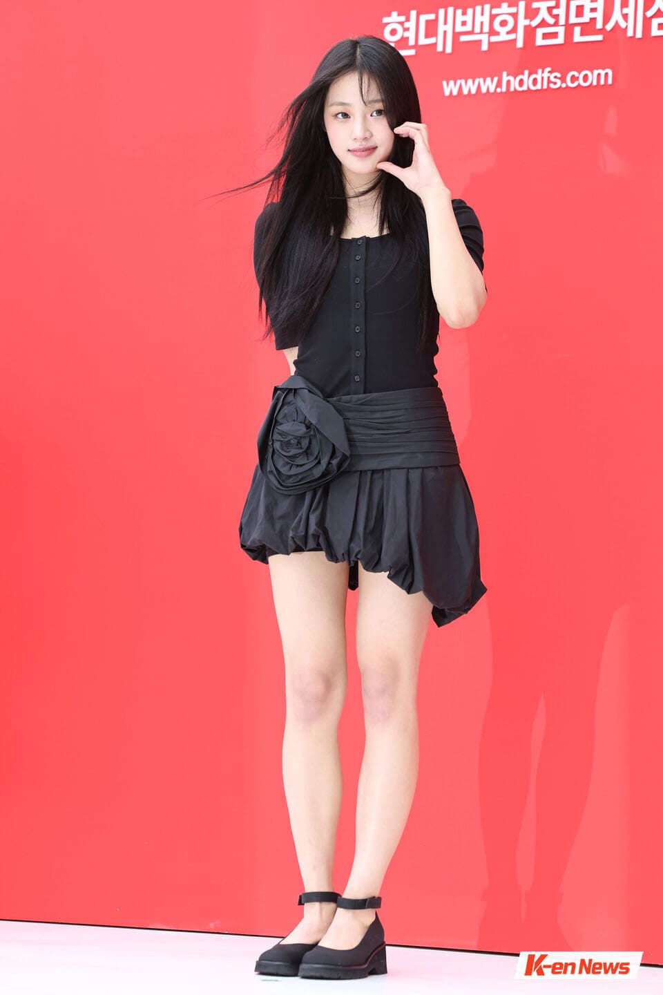 NewJeans Minji Radiates Elegance with Fresh, All-Black Look