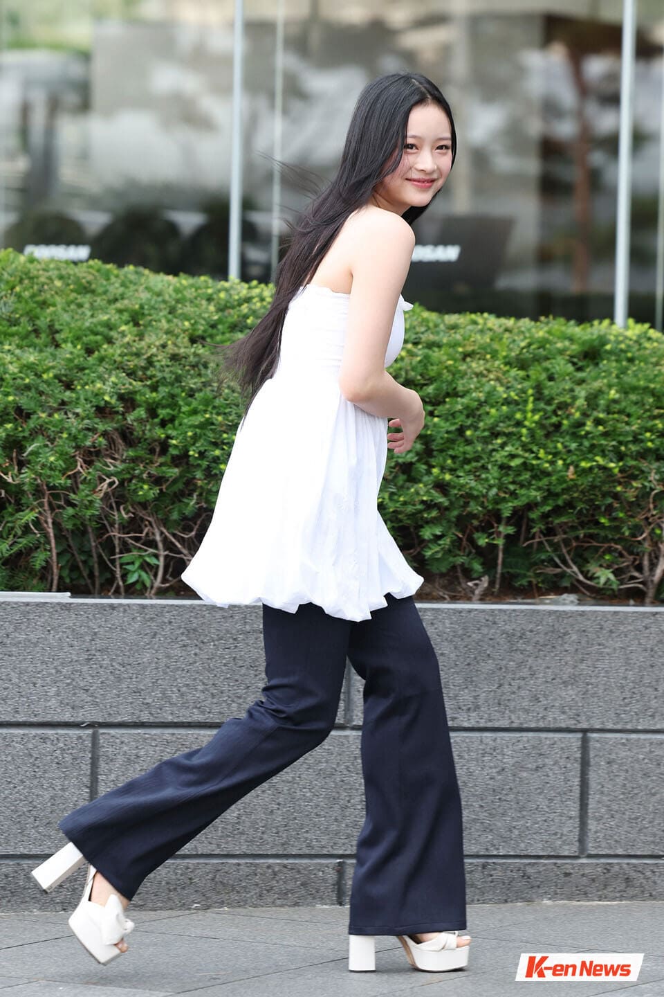 NewJeans Hanni Captivates with Adorable Heart Gesture