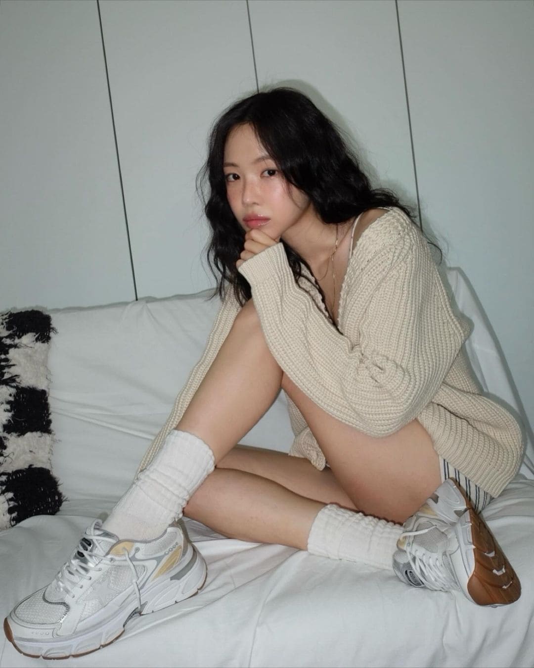 'Perfect No Pants Look' Son Na-eun Stuns with Her Graceful Figure and Subtle Sexiness