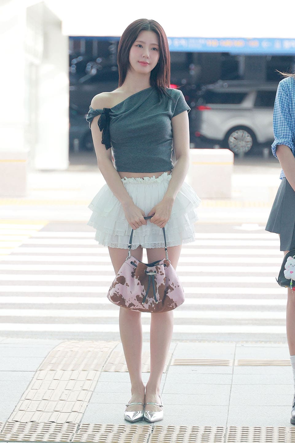 (G)I-DLE's Miyeon Stuns with Cute and Sexy Airport Fashion