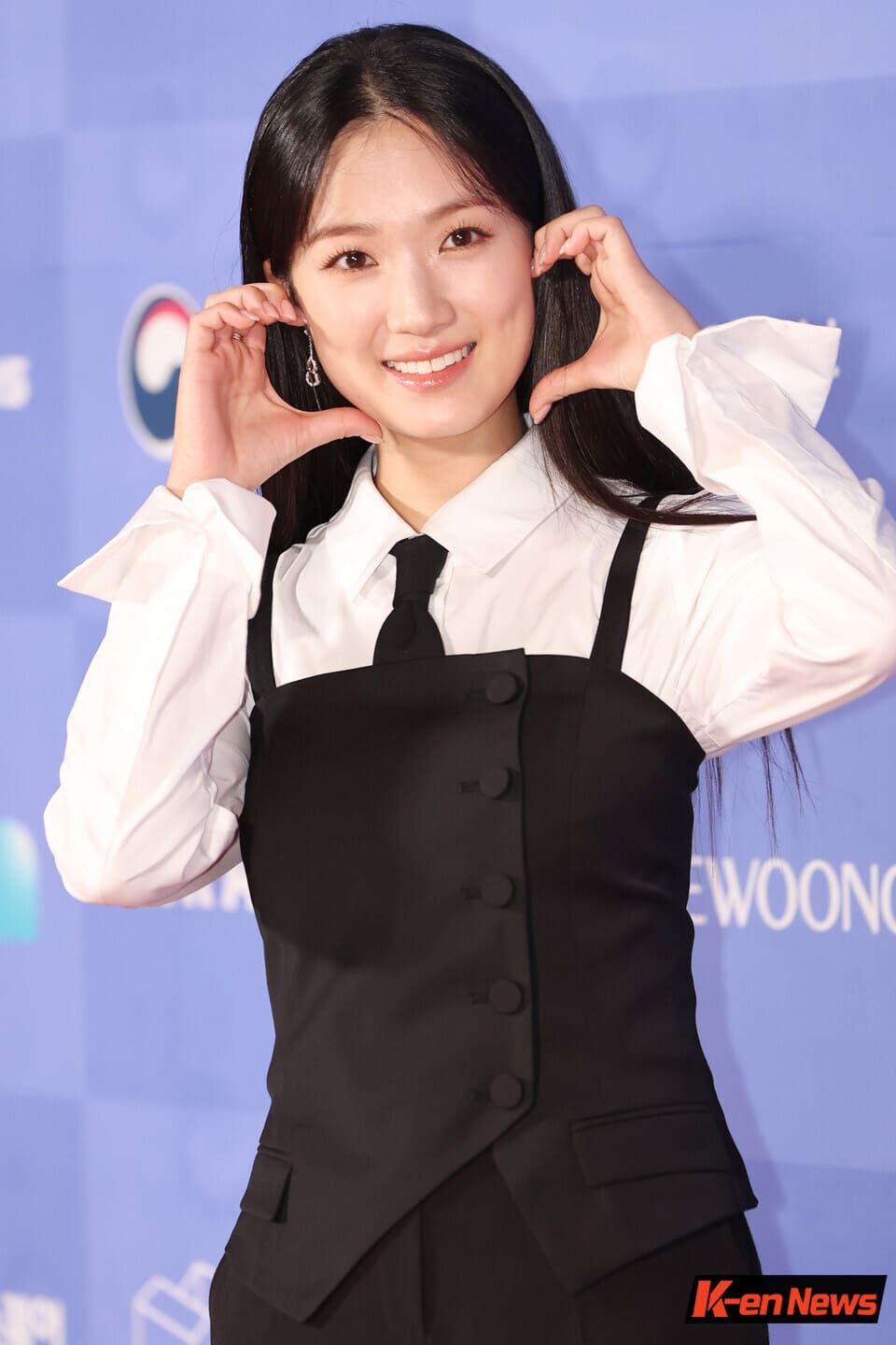 'Lovely Runner' Kim Hye-yoon Wins Culture and Tourism Committee Award