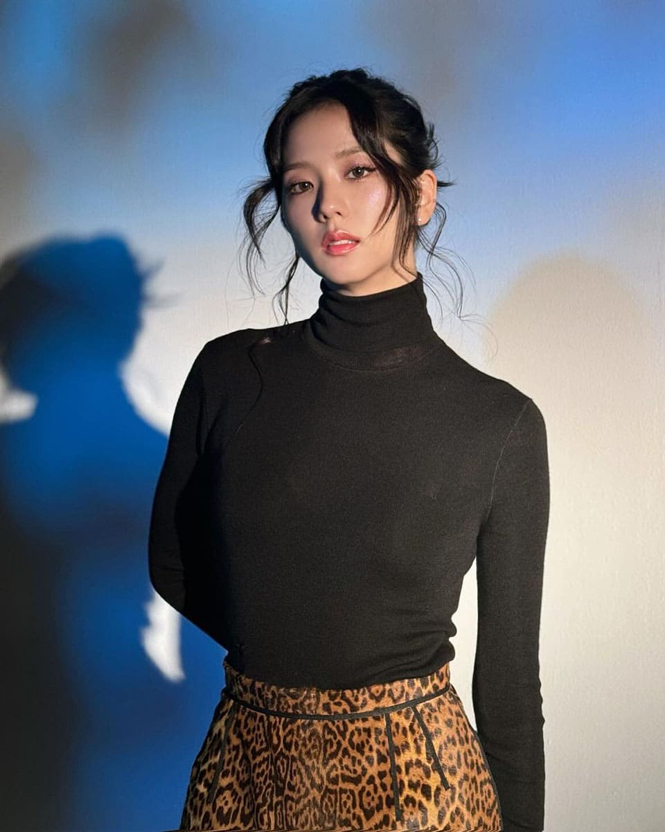 BLACKPINK’s Jisoo Stuns in Ethereal Blue-Themed Photoshoot