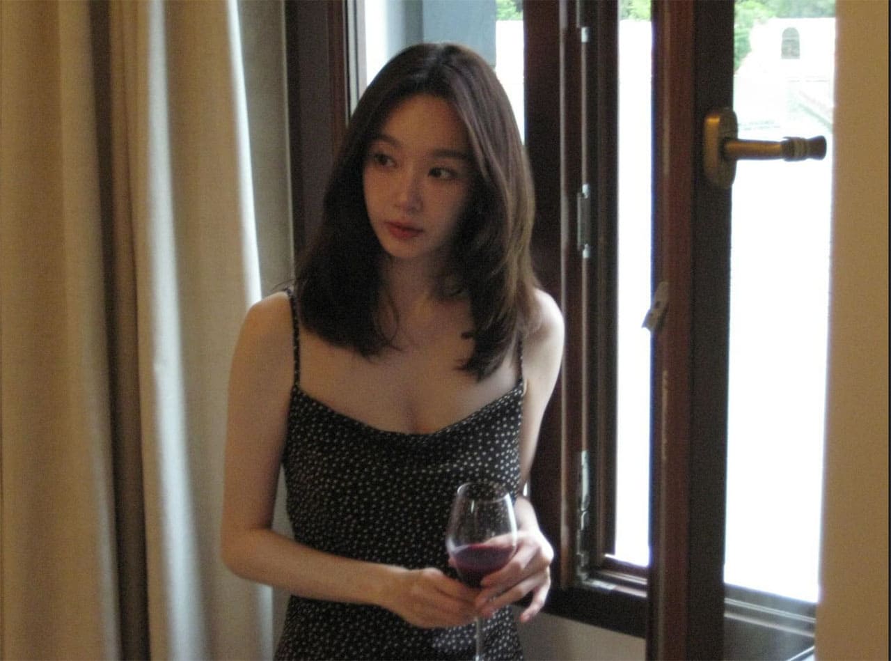 Kang Min-kyung Charms in Venice with Sultry Vibes and Playful Moves