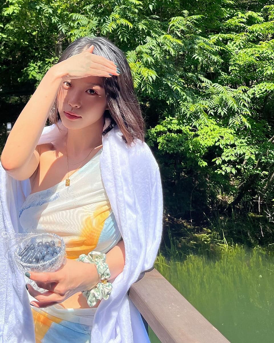 Ko Min-si Stuns in Glamorous Bikini, Exuding Fresh and Alluring Charm