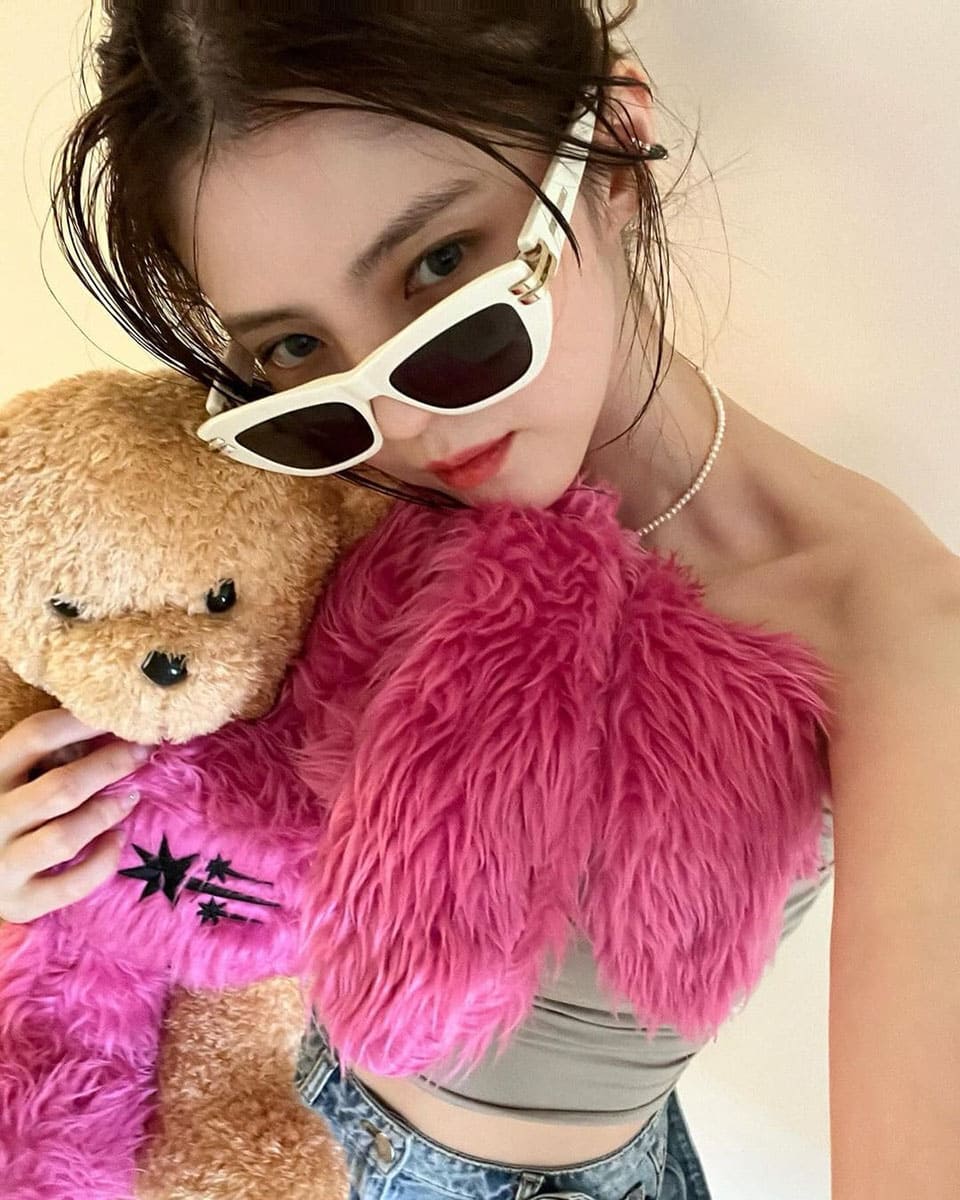 Han So-hee Charms Fans with Chic Kissy-Face Selfies