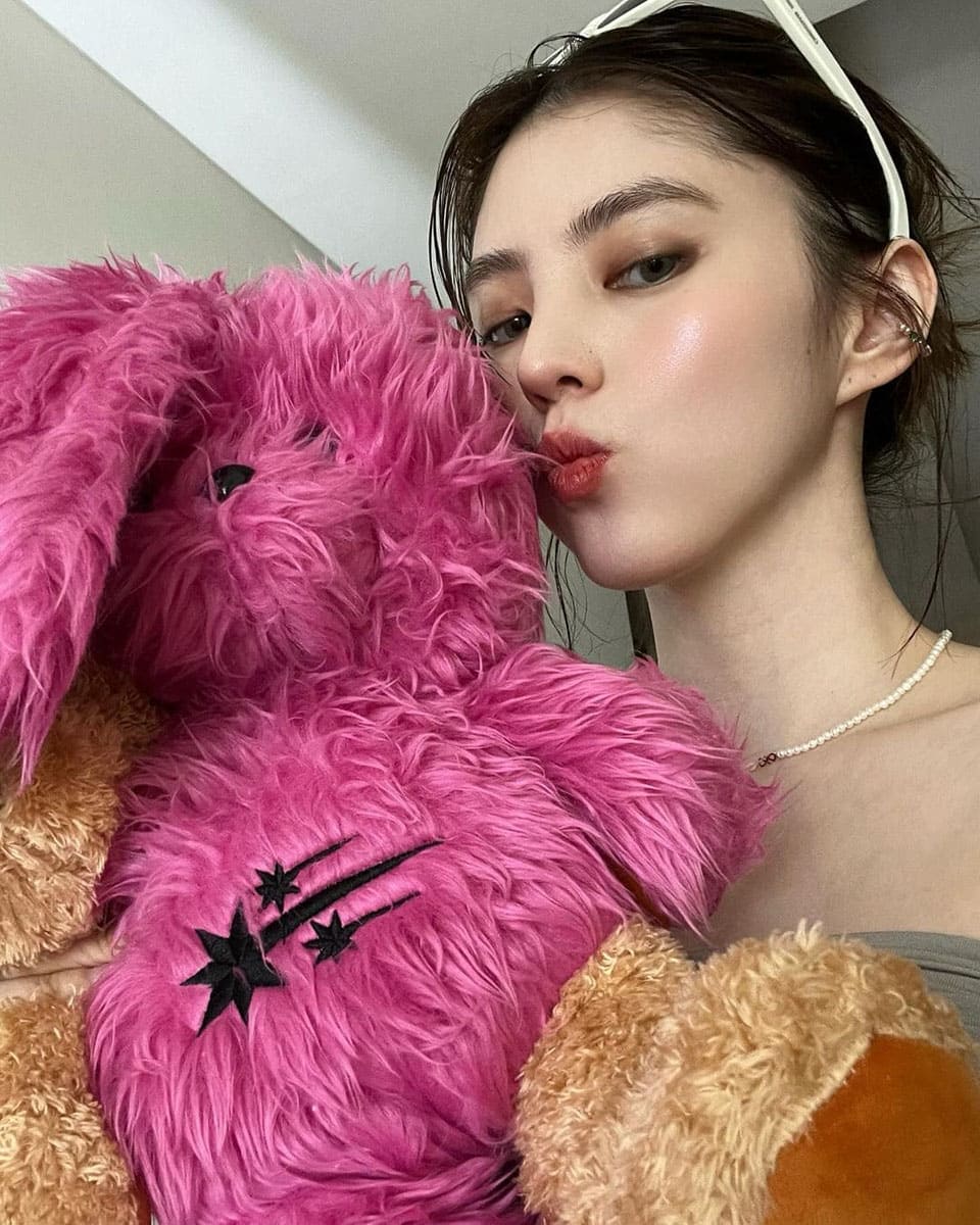 Han So-hee Charms Fans with Chic Kissy-Face Selfies