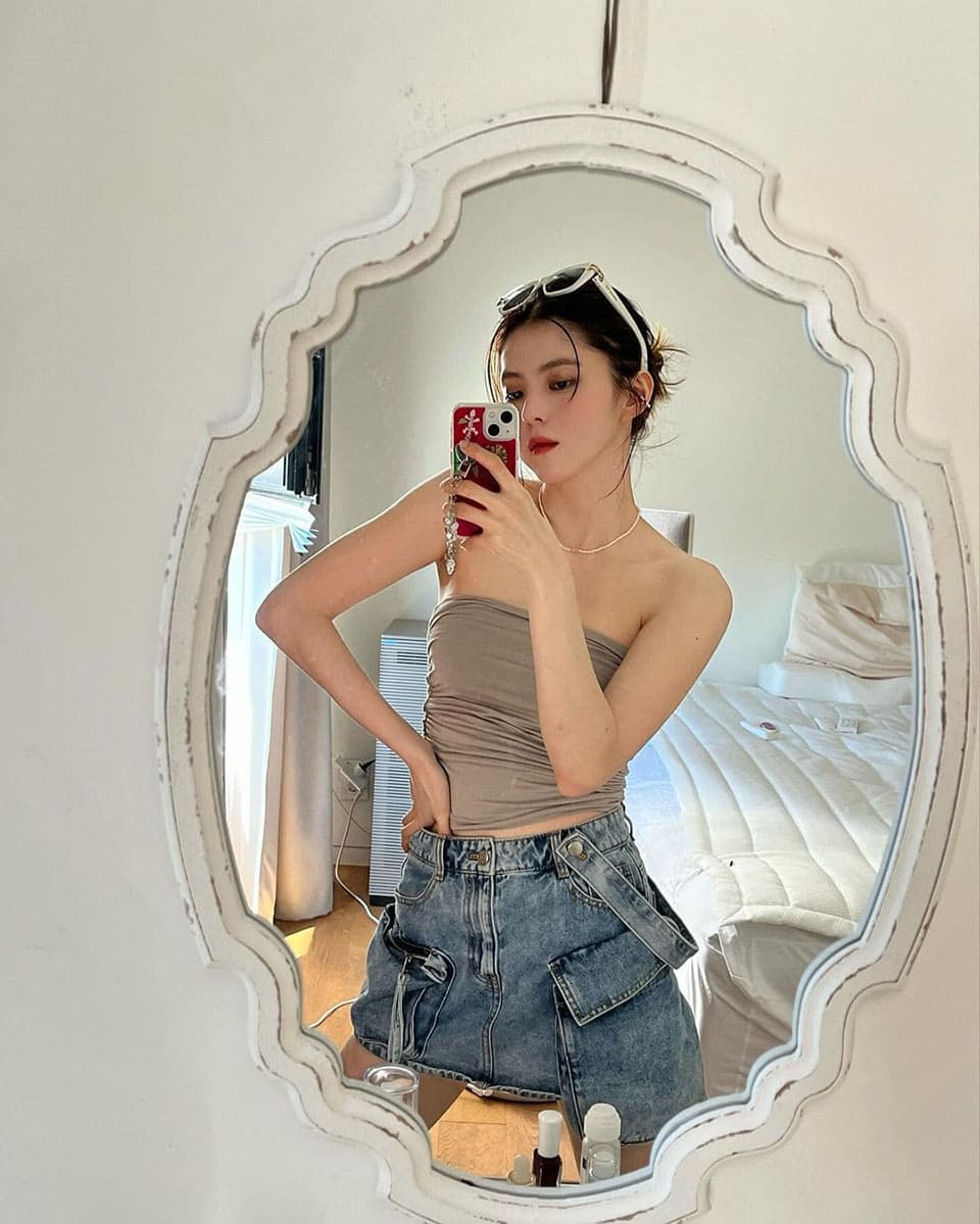 Han So-hee Charms Fans with Chic Kissy-Face Selfies