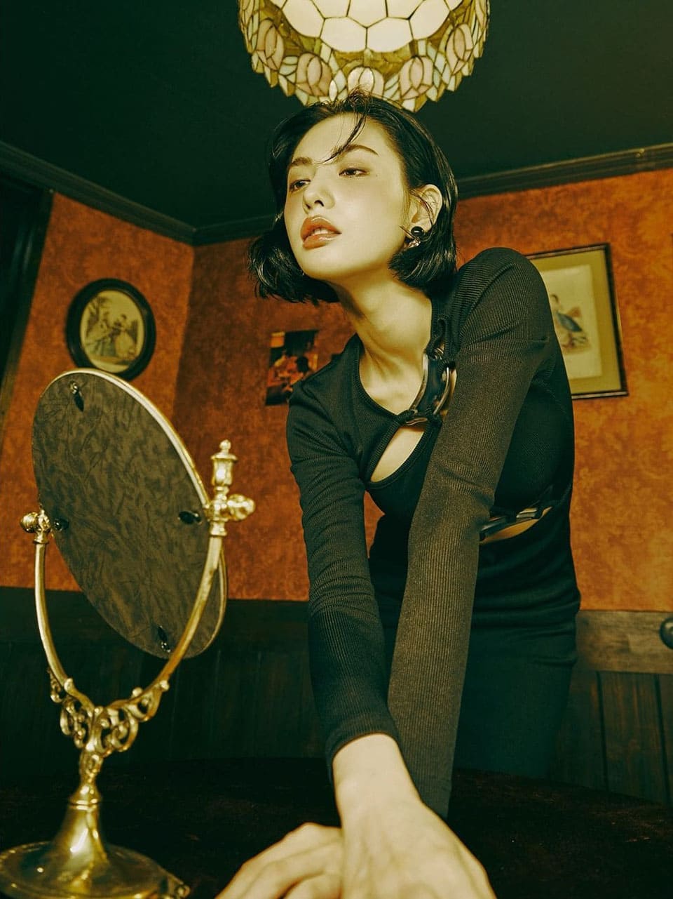 Nana Stuns with Enigmatic Beauty as Full-Body Tattoos Disappear