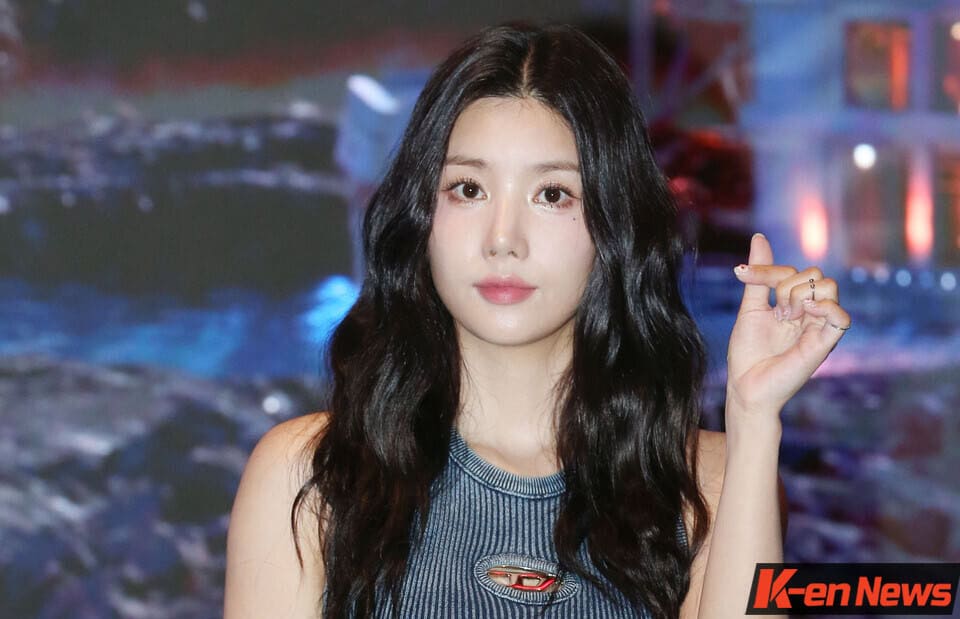 'Waterbomb Goddess' Kwon Eun-bi, Chic Finger Heart Pose