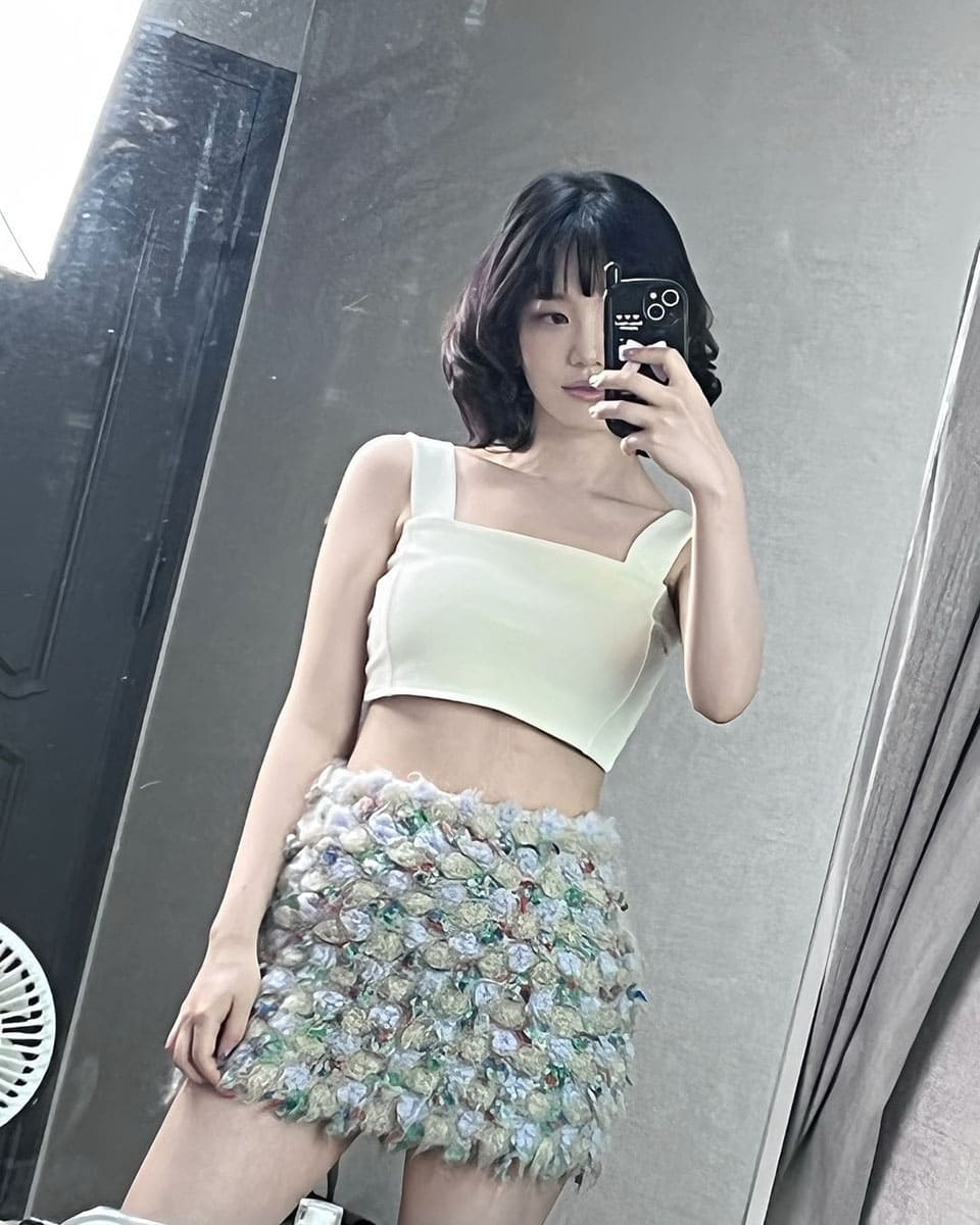 Lee Yu-bi Stuns in a Micro Mini Skirt, Flaunts Her Slim Figure