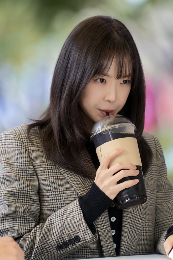 Son Na-eun Shows Off Serious and Playful Charms in Behind-the-Scenes Photos