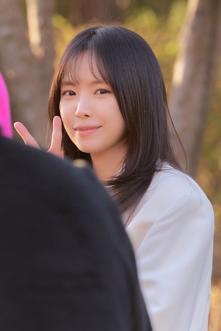 Son Na-eun Shows Off Serious and Playful Charms in Behind-the-Scenes Photos