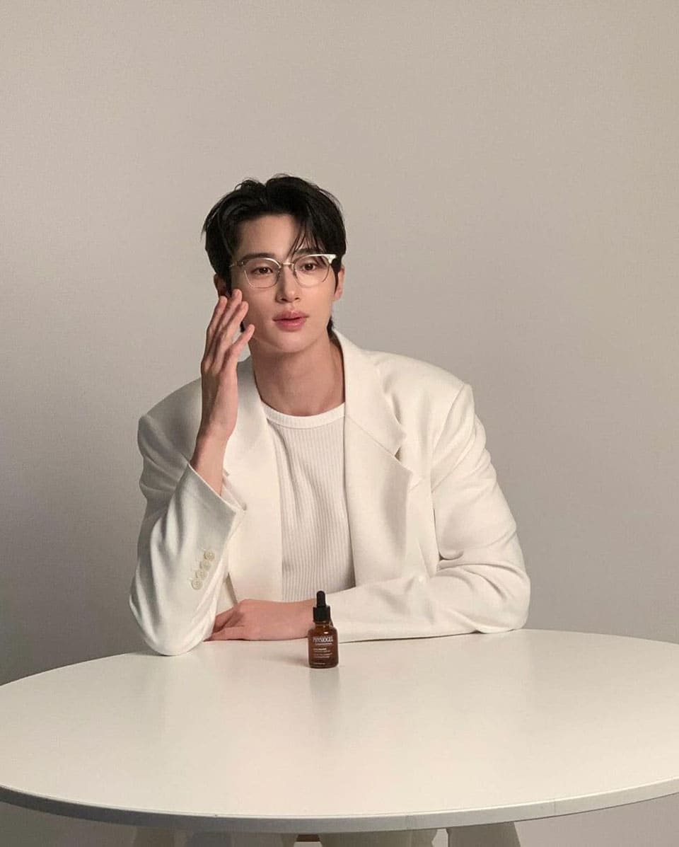 Byun Woo-seok Shows Off Smart and Sophisticated Style in New Photos