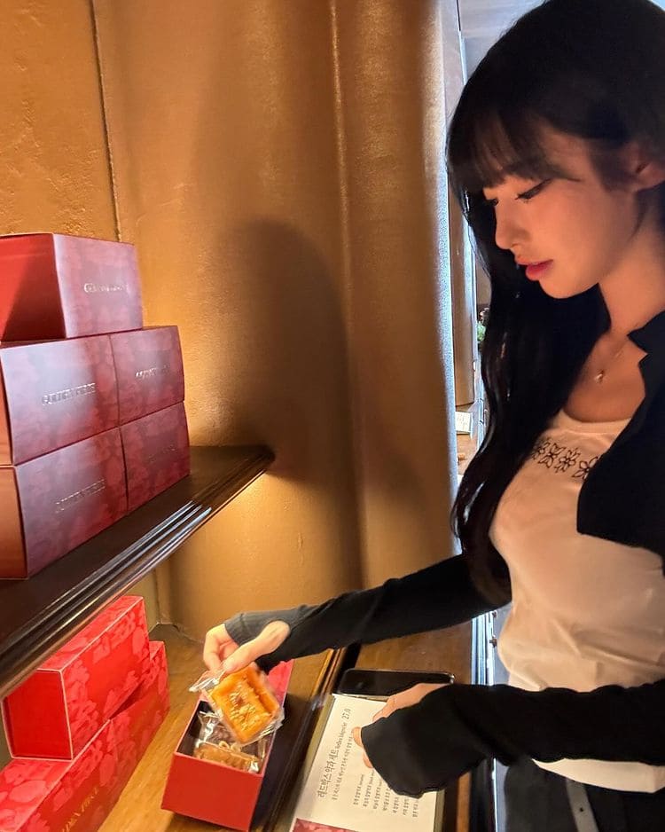 BJ Gwajeup-Seyeon Greets Fans with Stunning Look During Chuseok Holiday