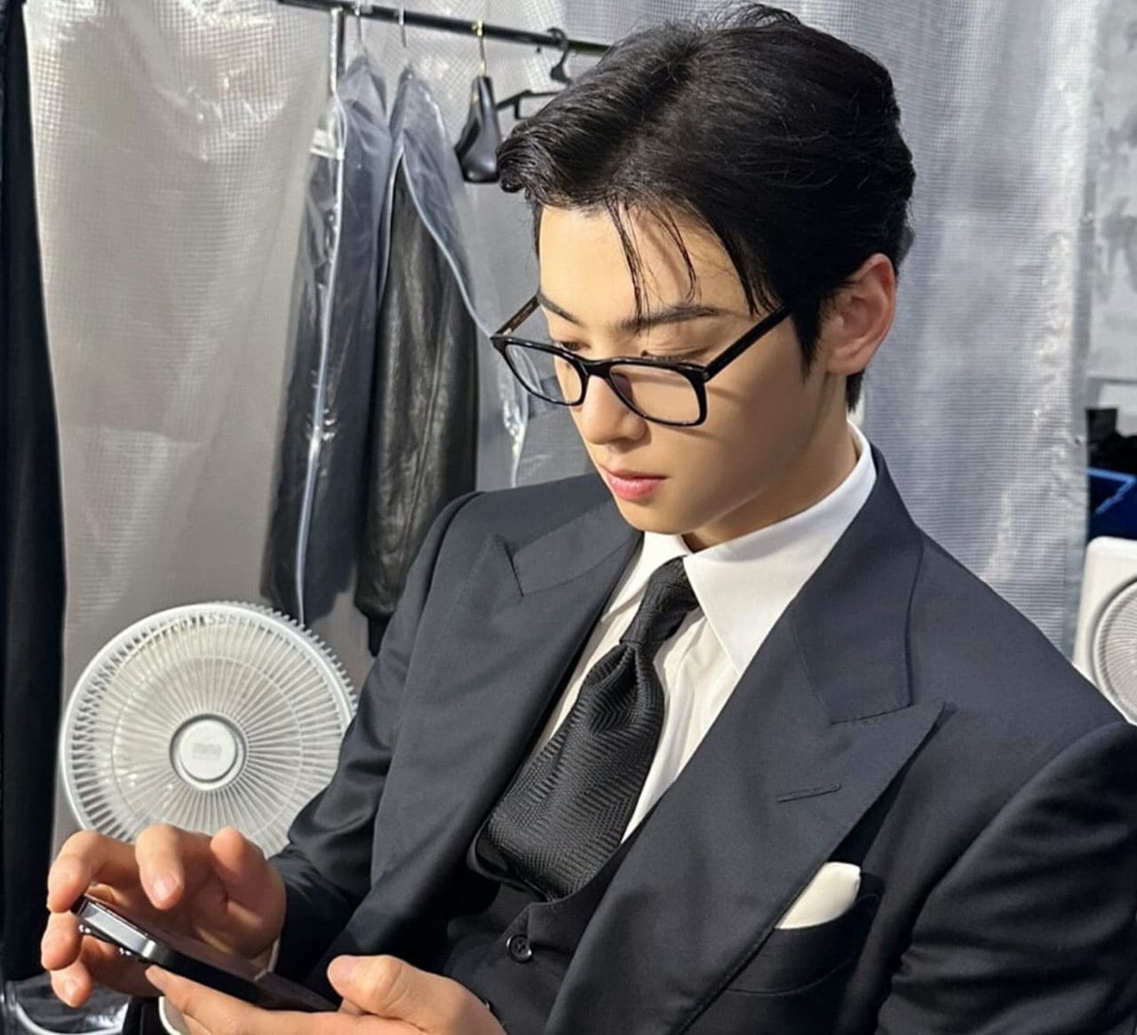 ‘Sexy Kingsman’ Cha Eun-woo : Suit and Glasses Steal the Show