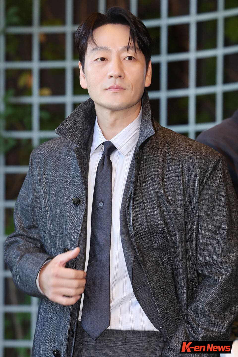 Park Hae-soo Radiates Autumn Vibes in Sophisticated Fashion