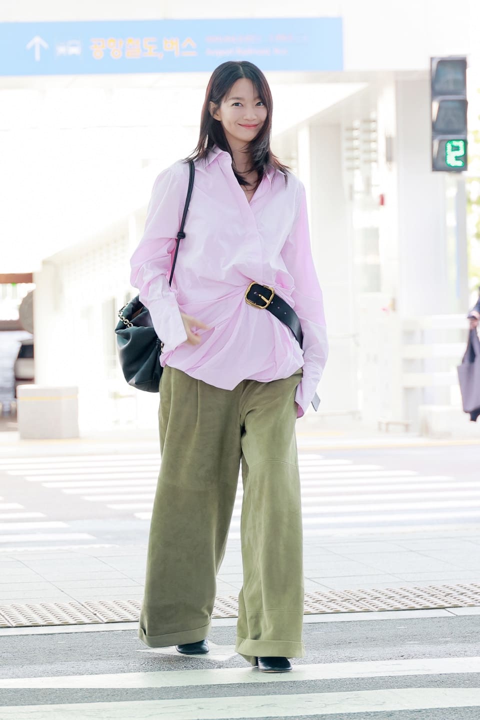 Shin Min-a Captures Attention with Unique Belt [Airport Fashion]