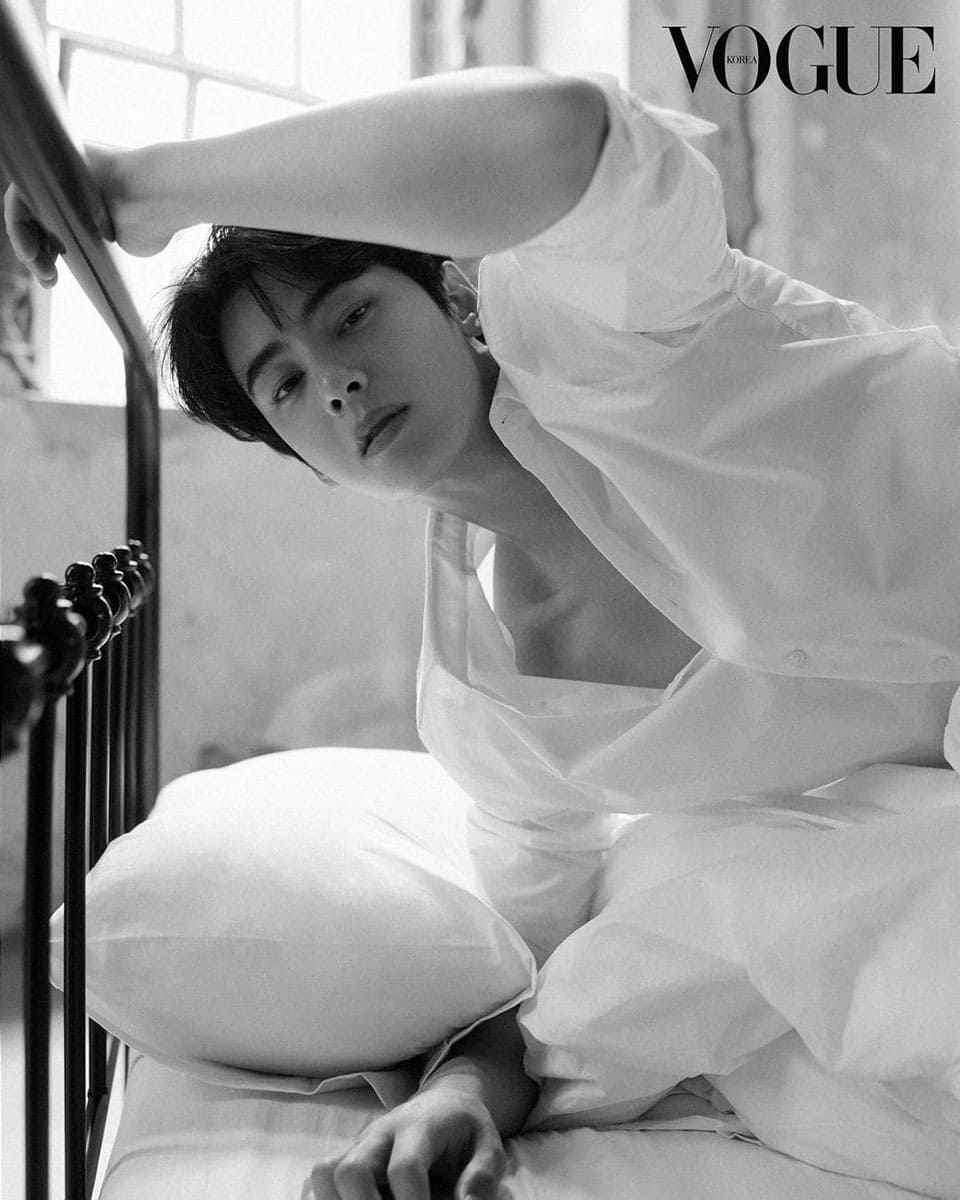 'Visual King' Cha Eun-woo Flaunts Perfect Abs, Exudes Sexy Masculinity