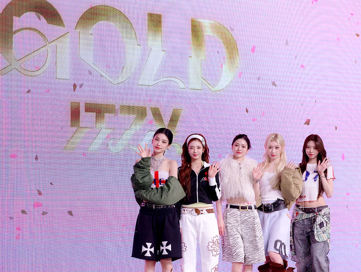 ITZY Celebrates Comeback 'GOLD': "Shining Moments with MIDZY"