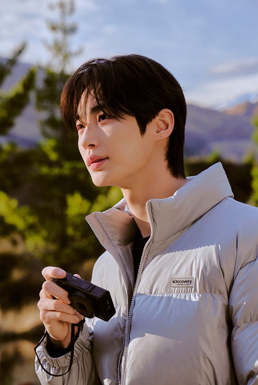 Byun Woo-seok's Bright Smile Warms Up the Cold Winter [Photoshoot]