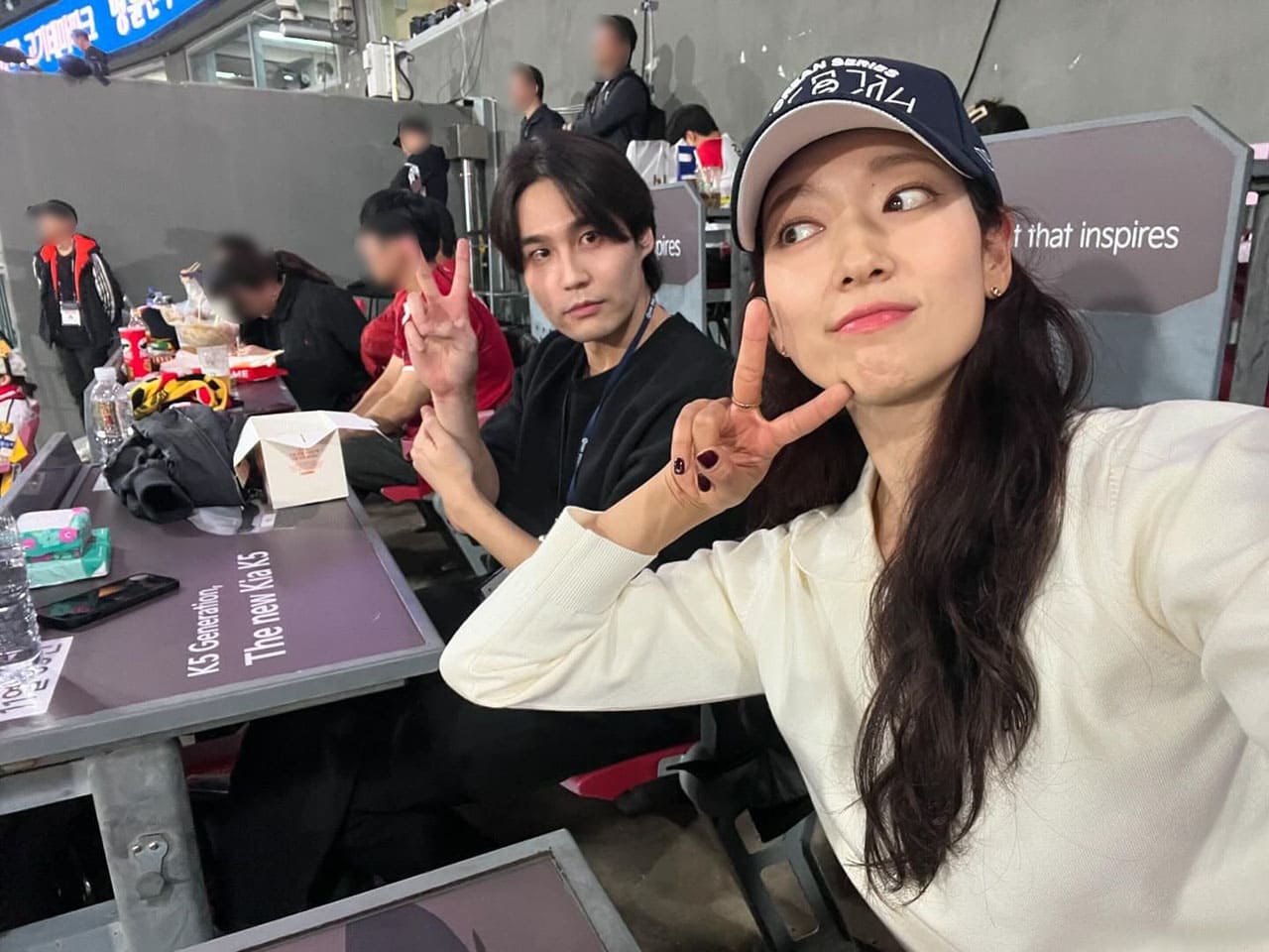 Park Shin-hye Enjoys a Day at the Ballpark with Jung Joon from 'The ...