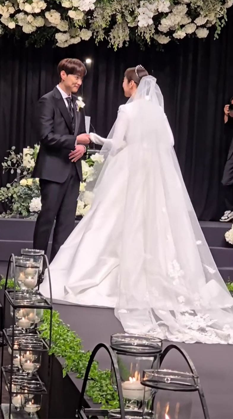 Singer Min Kyung-hoon Weds Producer Shin Ki-eun in a Beautiful Ceremony
