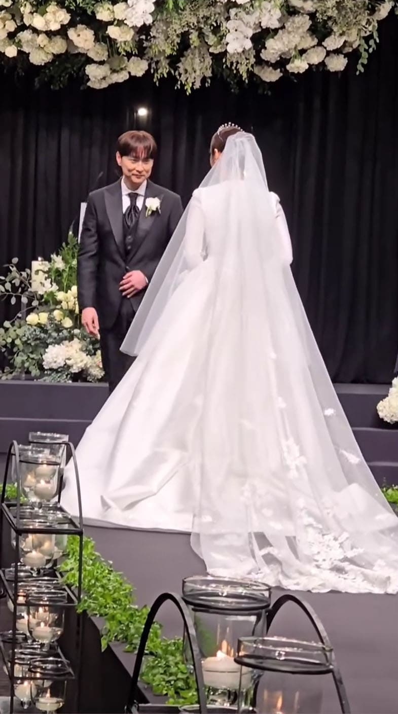 Singer Min Kyung-hoon Weds Producer Shin Ki-eun in a Beautiful Ceremony
