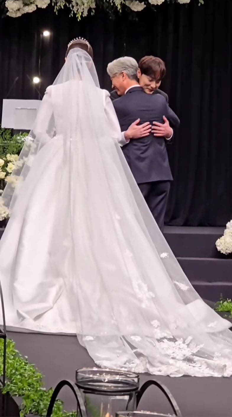 Singer Min Kyung-hoon Weds Producer Shin Ki-eun in a Beautiful Ceremony